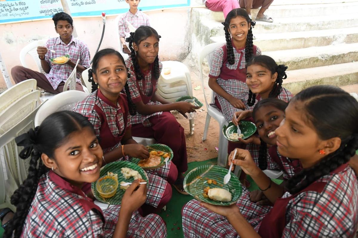 Telangana launches ‘Chief Minister’s Breakfast Scheme’ for classes 1 to ...