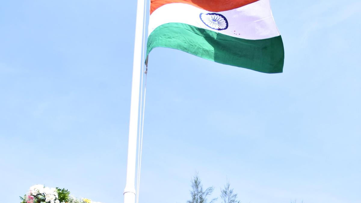 CM unfurls national flag on ‘Telangana Praja Palana Dinotsavam’ - The Hindu