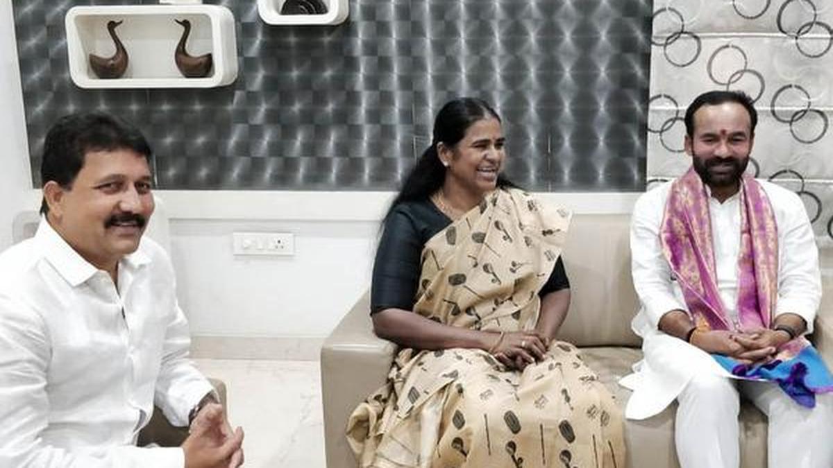 Kishan Reddy visits ex-Mayor Karthika Reddy - The Hindu