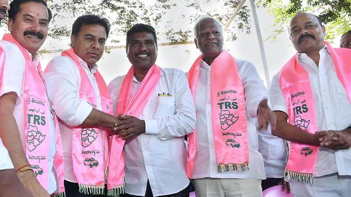 CPI (M) leaders from Warangal join TRS - The Hindu