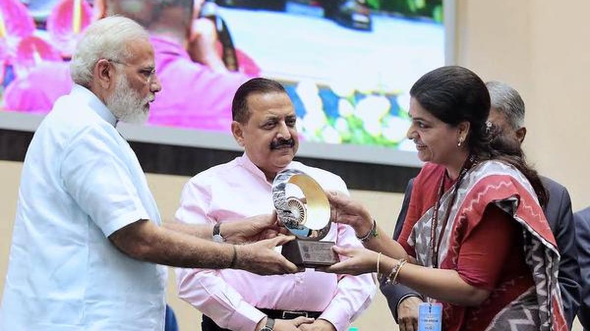 Yogitha Rana receives award from Modi - The Hindu