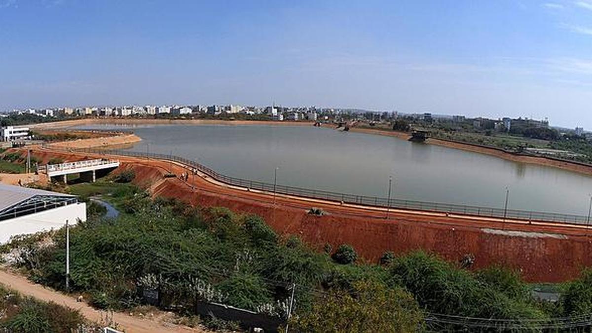 Tank bund, a charming addition to Lakkaram lake - The Hindu