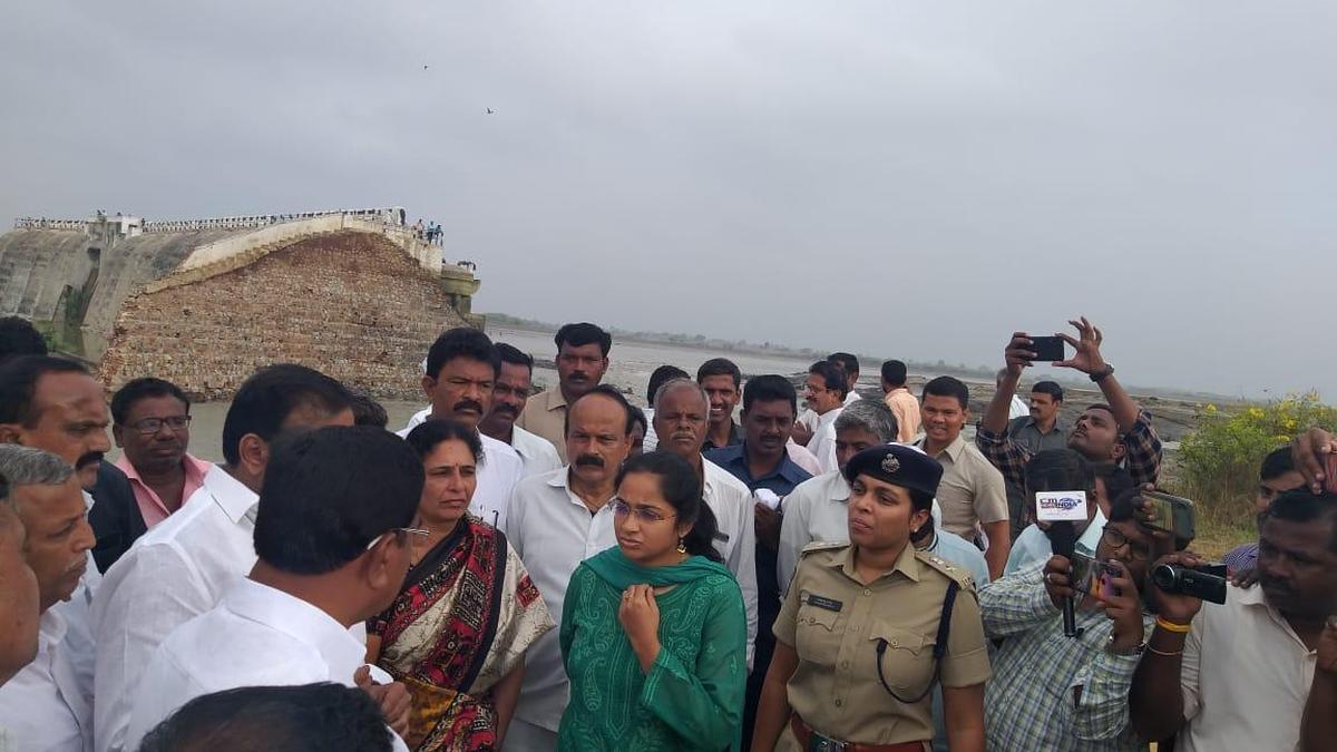 Major breach on Saralasagar bund in Wanaparthy in Telangana empties ...