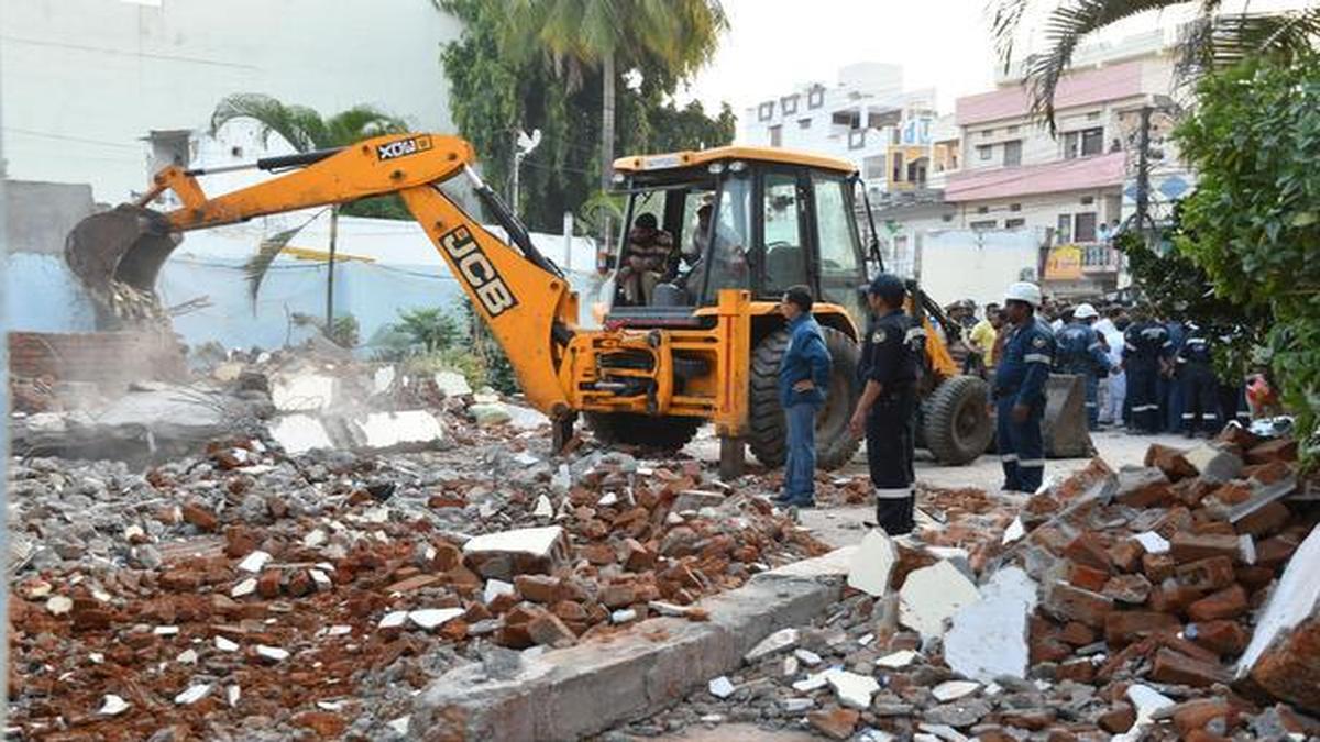 Spotlight on unsafe construction practices - The Hindu