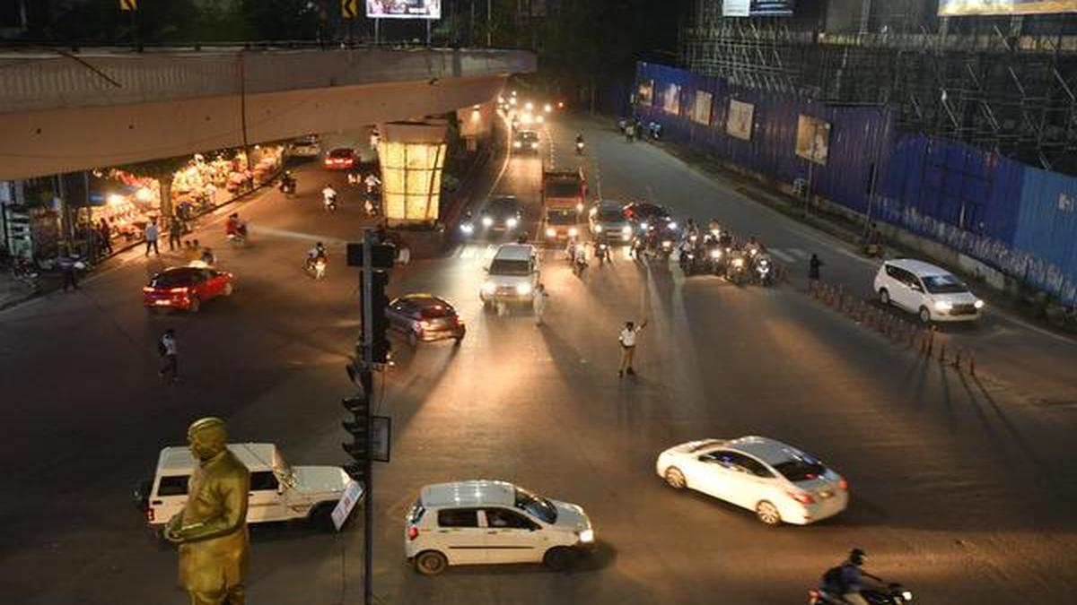 Traffic signal system on the blink - The Hindu