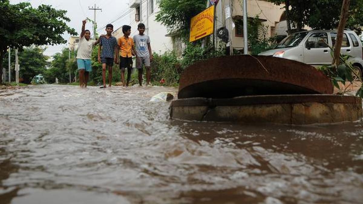 Dammaiguda’s cup of woes overflows, thick in leachate - The Hindu