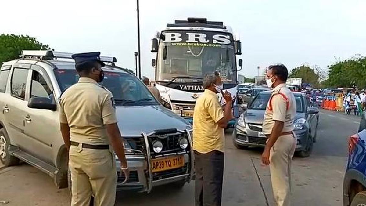 Hundreds stranded at Andhra-Telangana border - The Hindu