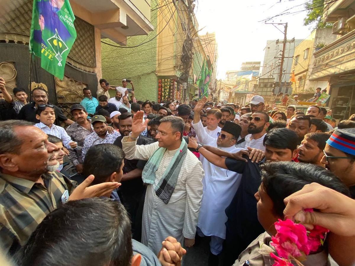 MLA Akbaruddin Owaisi campaigns for his brother Asaduddin Owaisi in ...