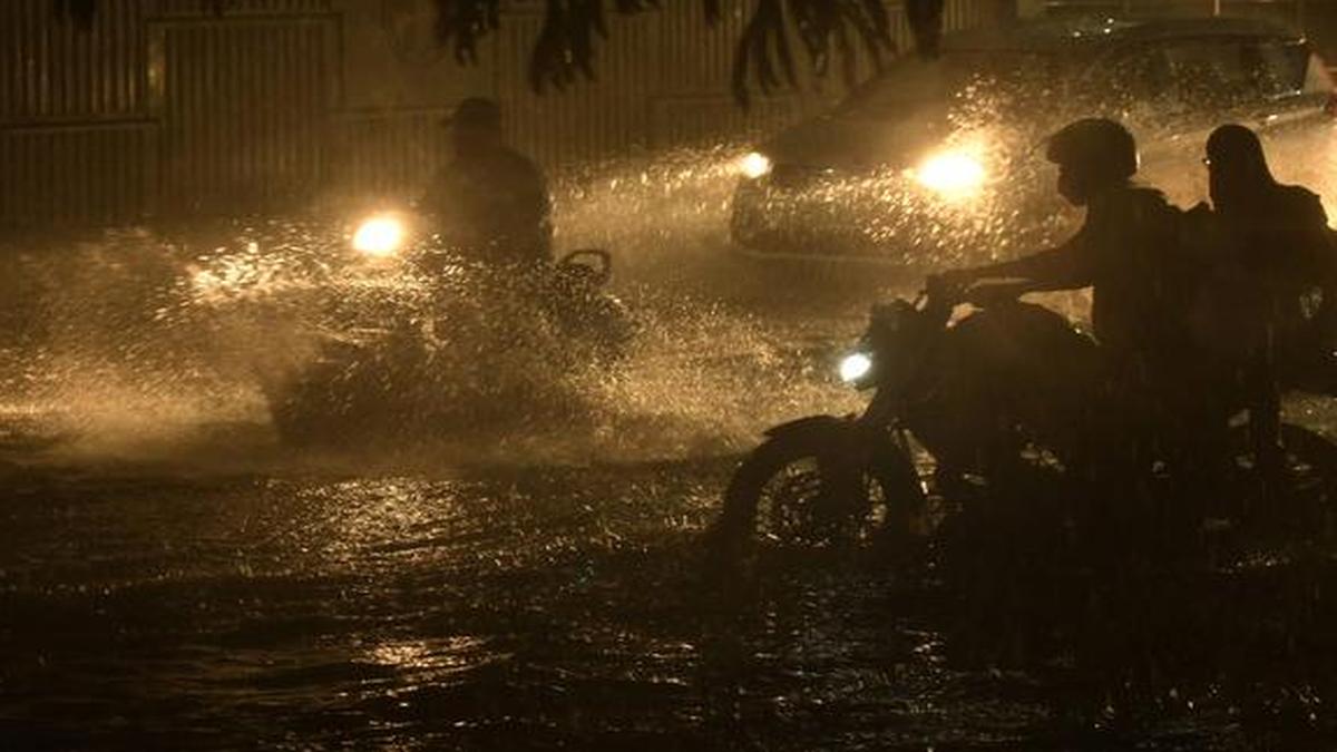Intensive spell of rain creates mayhem in Hyderabad - The Hindu