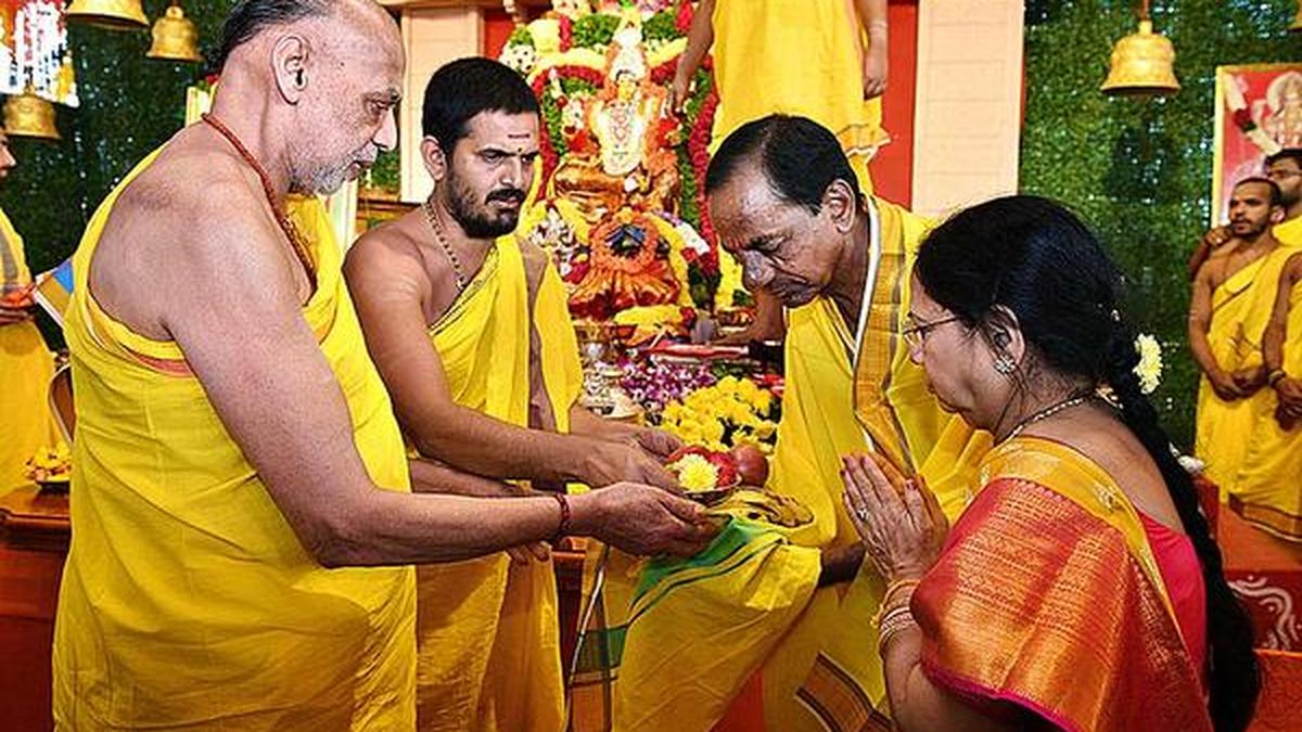 KCR starts Chandi Yagam - The Hindu