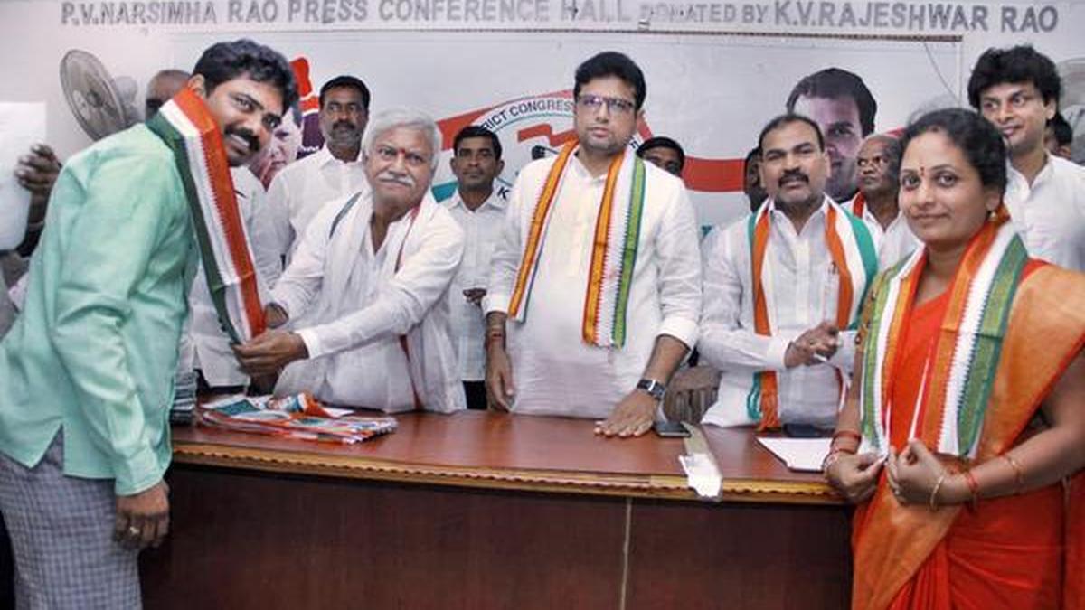 300 TRS leaders from Manthani join Congress - The Hindu