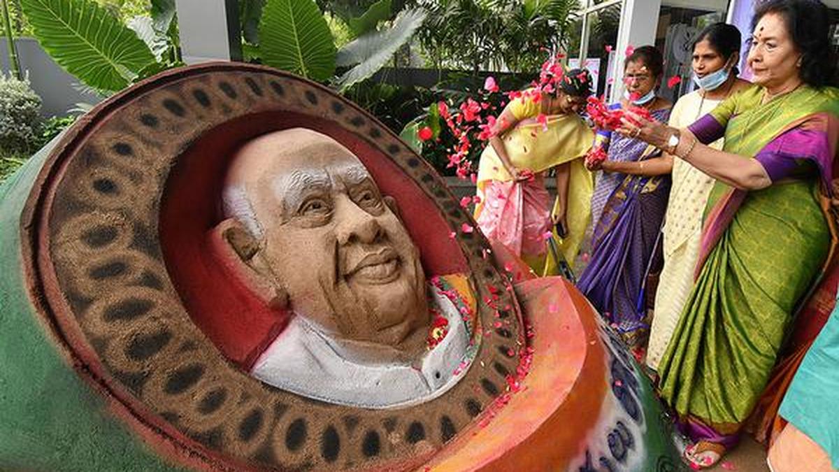 Build a memorial for Rosaiah, Cong. leaders tell govt. - The Hindu