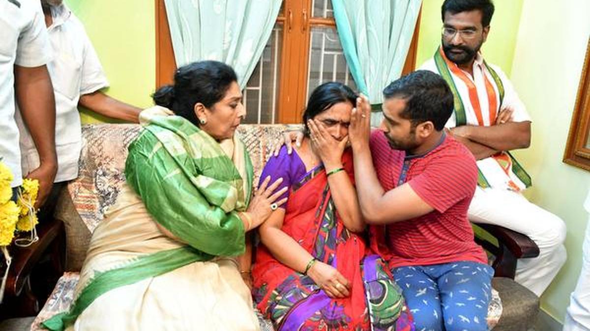 ‘TRS has adopted hostile approach towards RTC staff’ - The Hindu