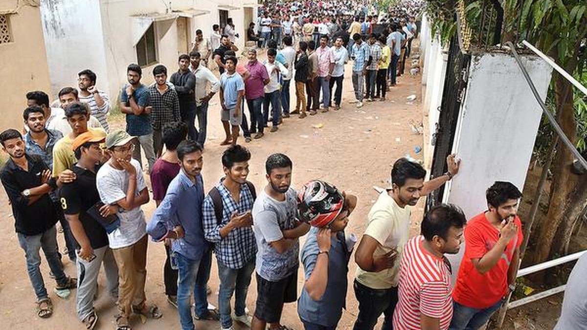 Fans brave heat to redeem e-tickets for today’s IPL final - The Hindu