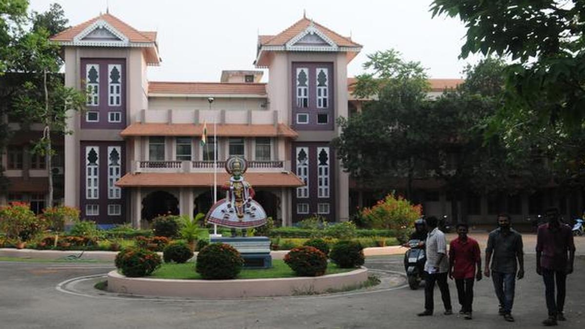 Tension on Cusat campus as rival groups clash - The Hindu