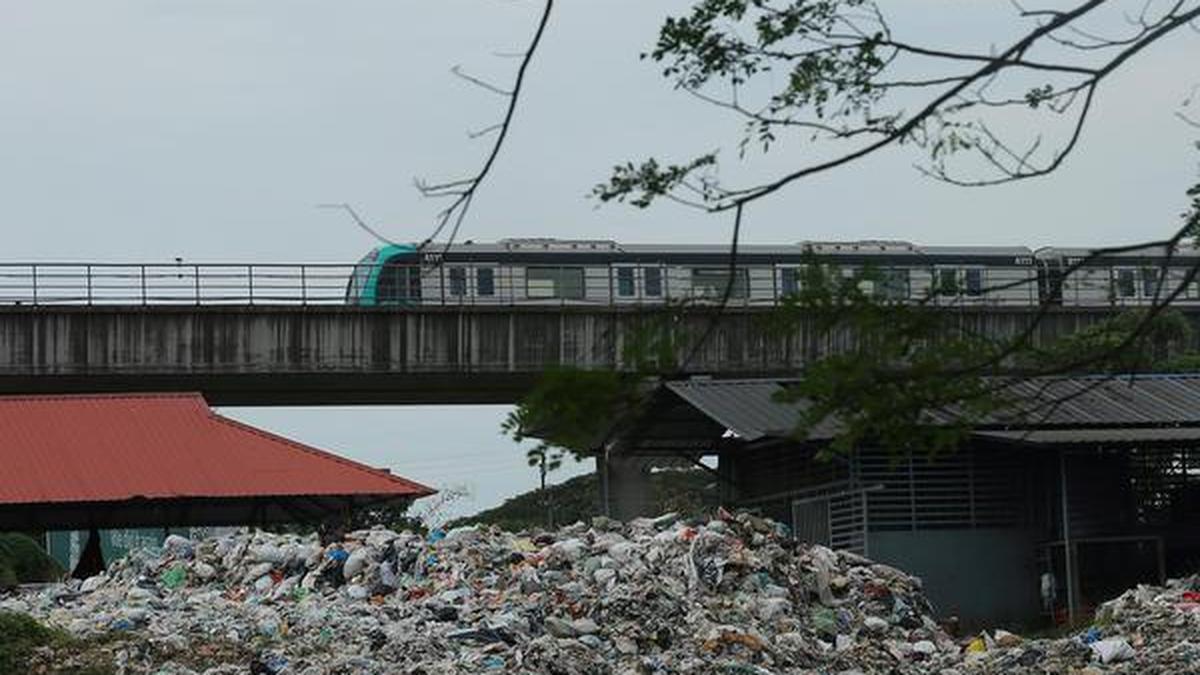 Unscientific waste handling continues in Kalamassery - The Hindu