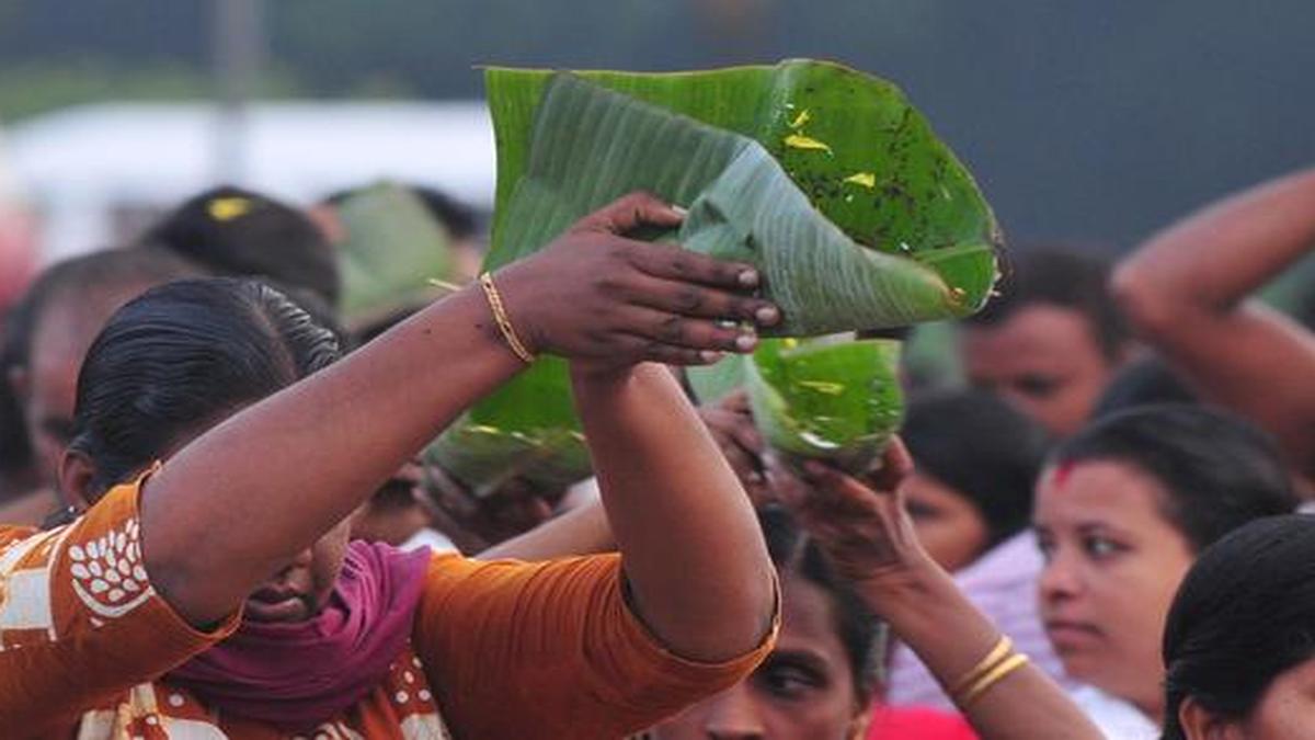 Thousands perform Bali Tharpanam at Aluva - The Hindu