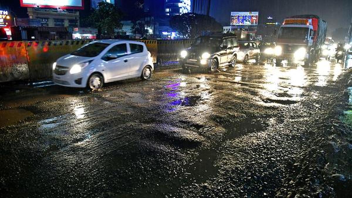 Vyttila sees less congestion as road repair gains steam - The Hindu