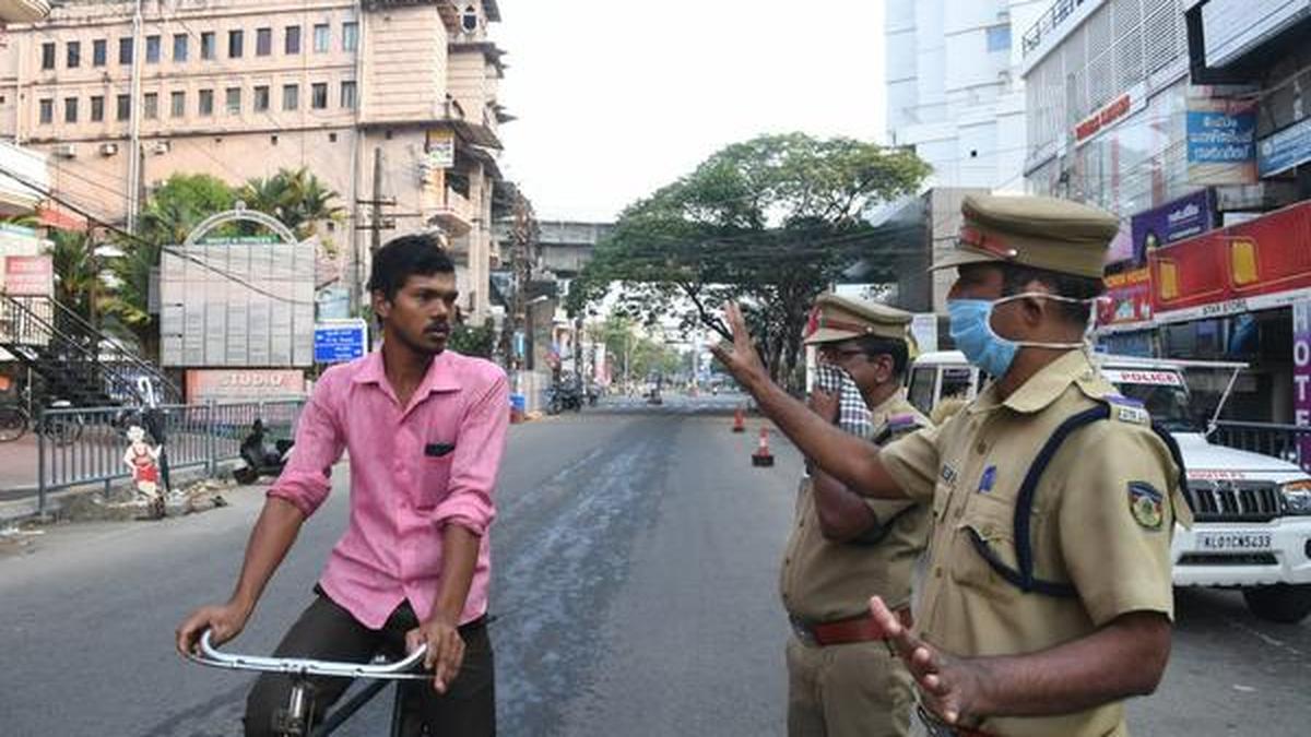 Coronavirus | Police mobilise entire force to enforce lockdown in Kochi ...