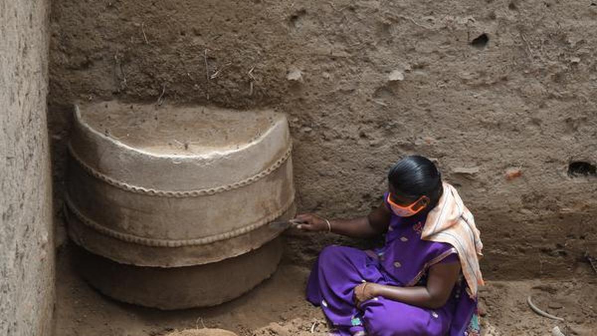 First ring well with design unearthed at Keeladi site - The Hindu