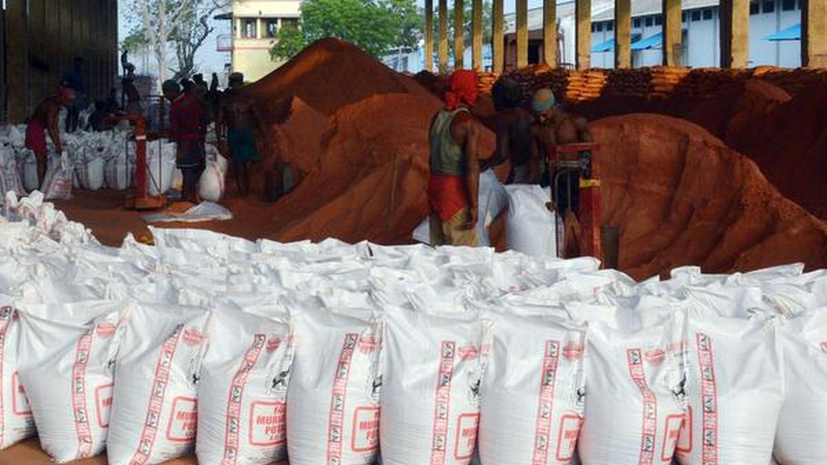 Farmers rattled by underweight potash bags - The Hindu