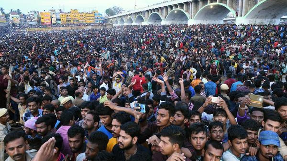 Azhagar on a smooth journey, milling crowd notwithstanding - The Hindu