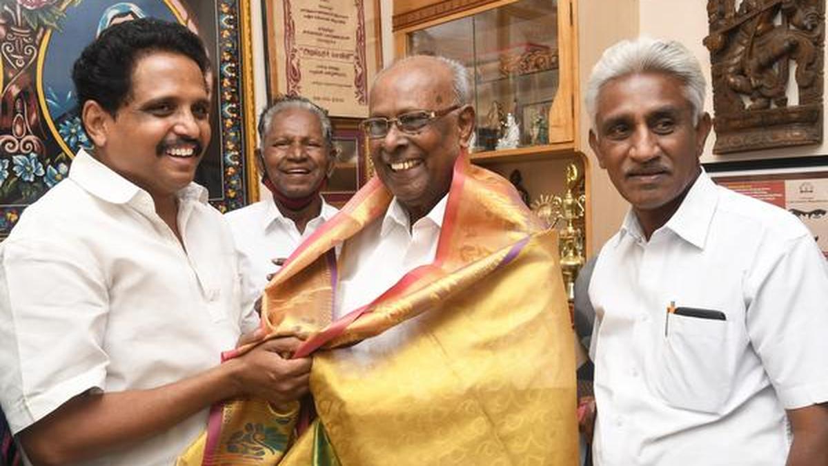 MP honours Solomon Pappaiah - The Hindu