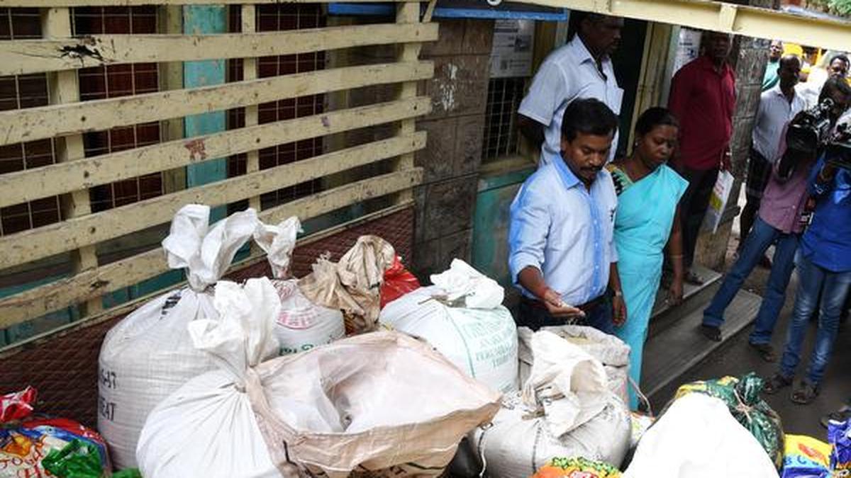 850 kg of PDS rice seized - The Hindu