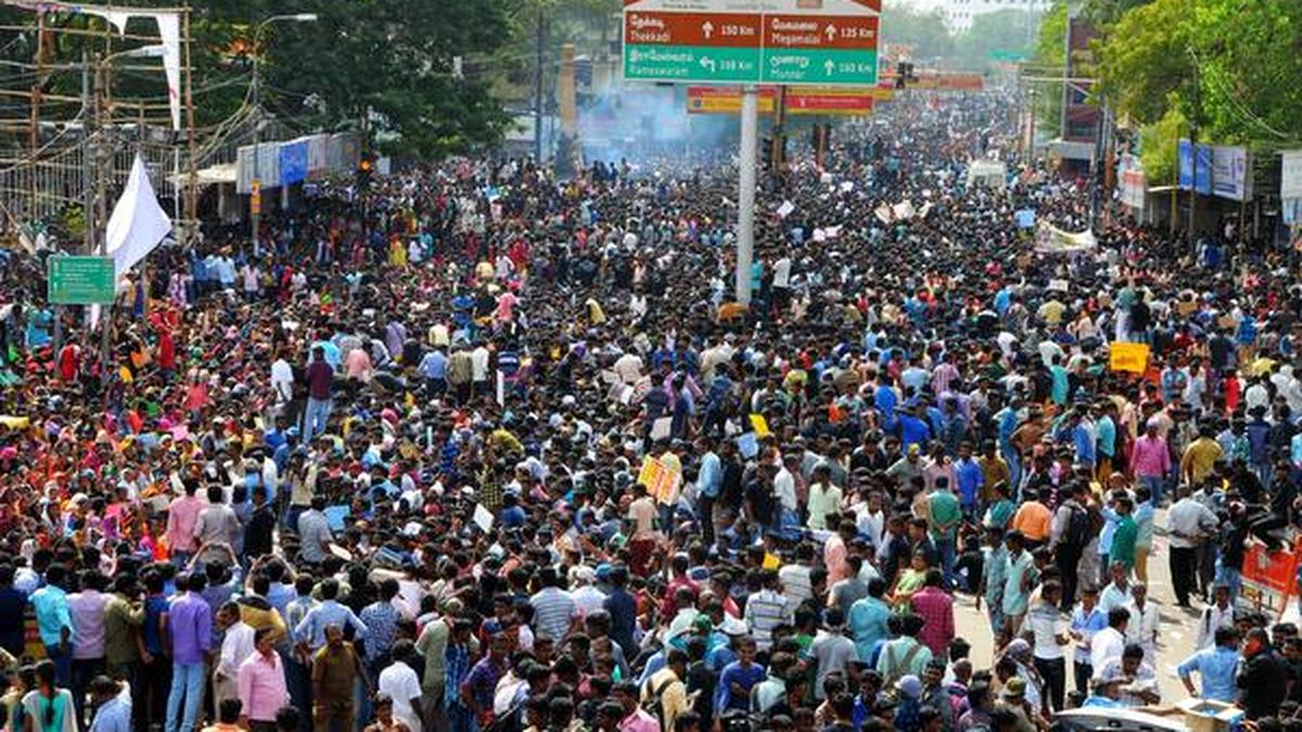 Students’ protest attracts more crowd at Tamukkam - The Hindu