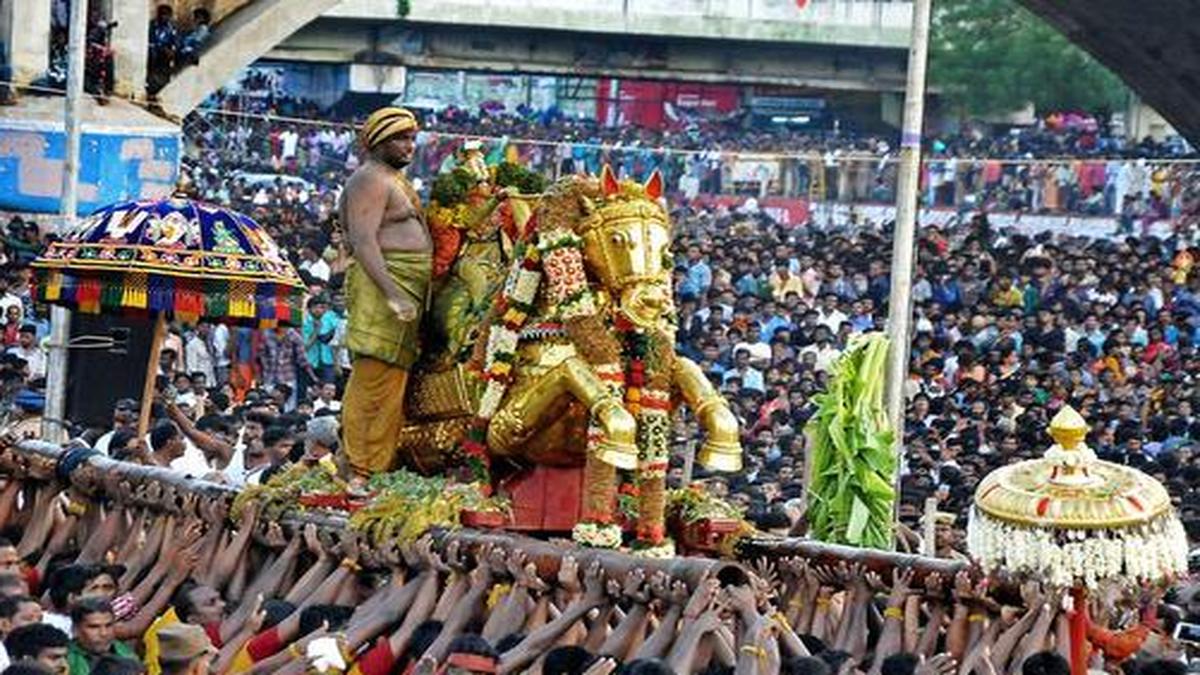 Kallazhagar enters Vaigai in a grand spectacle - The Hindu