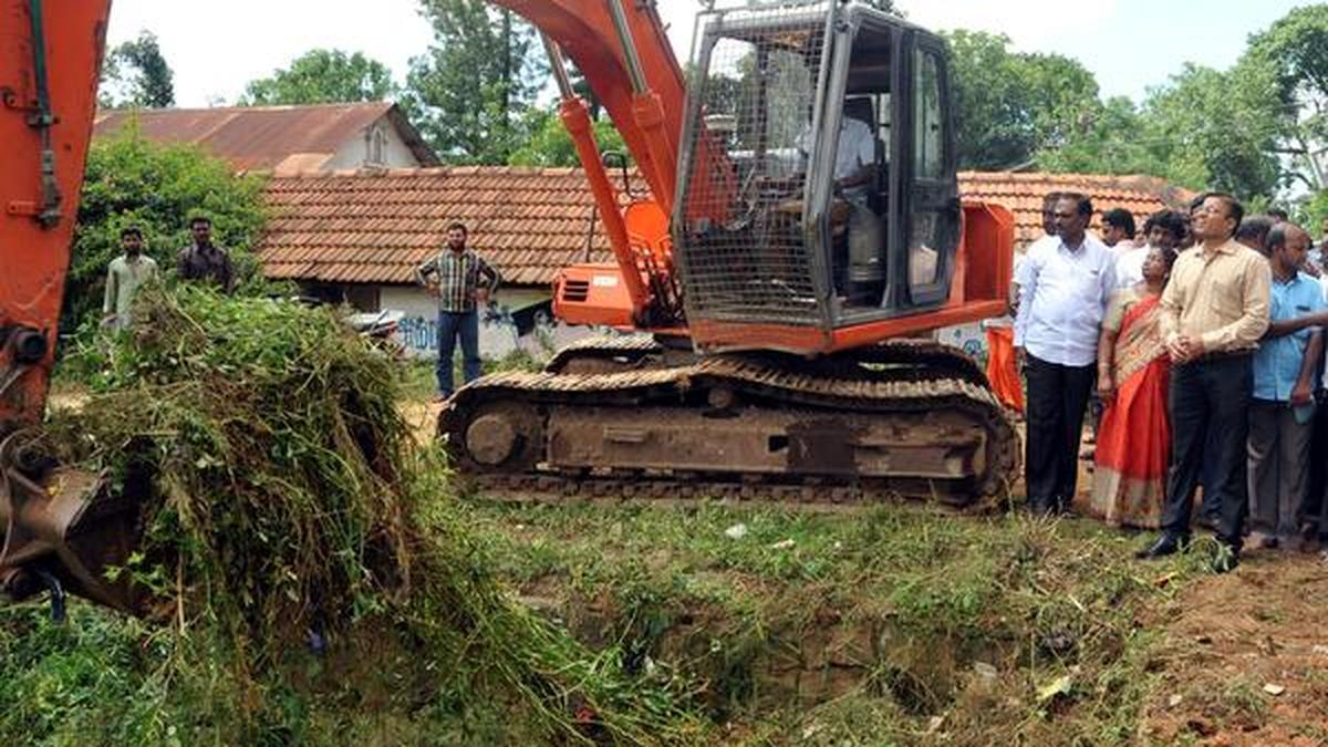 Joint efforts to desilt tank after three decades - The Hindu