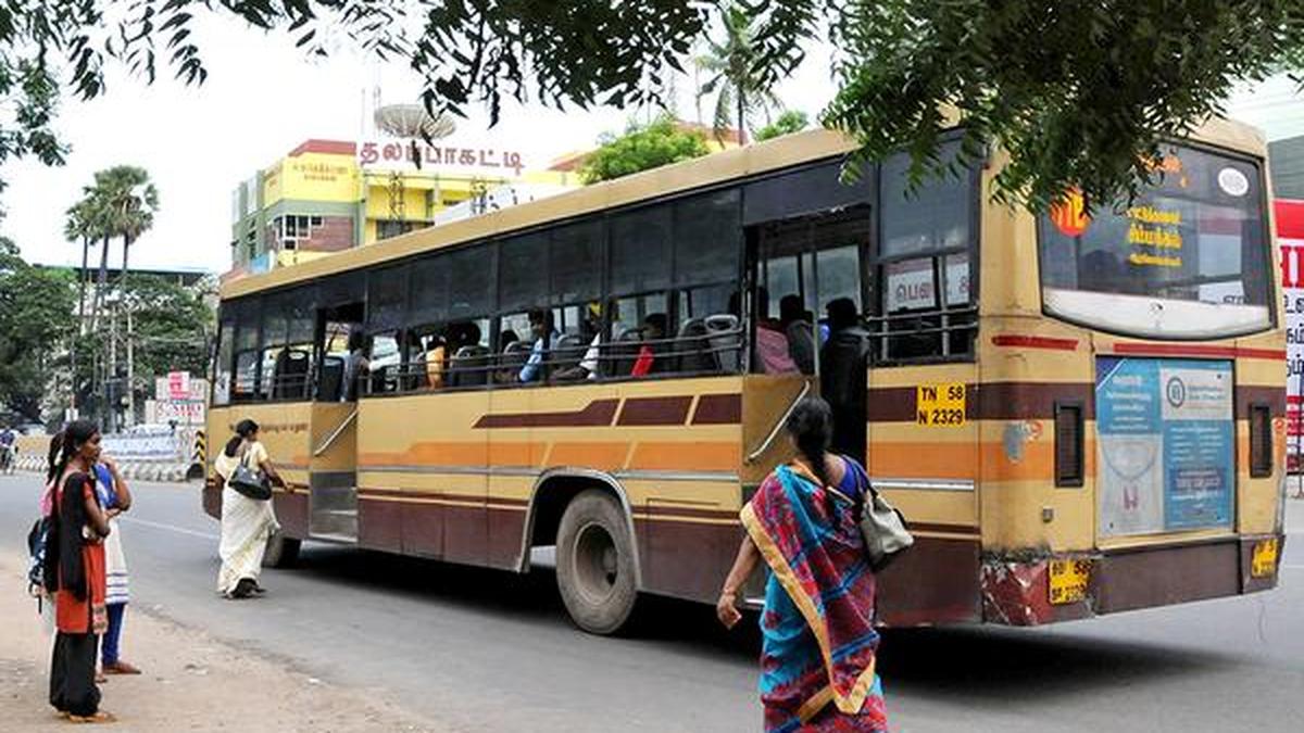 Madurai’s ‘open air’ bus stop - The Hindu