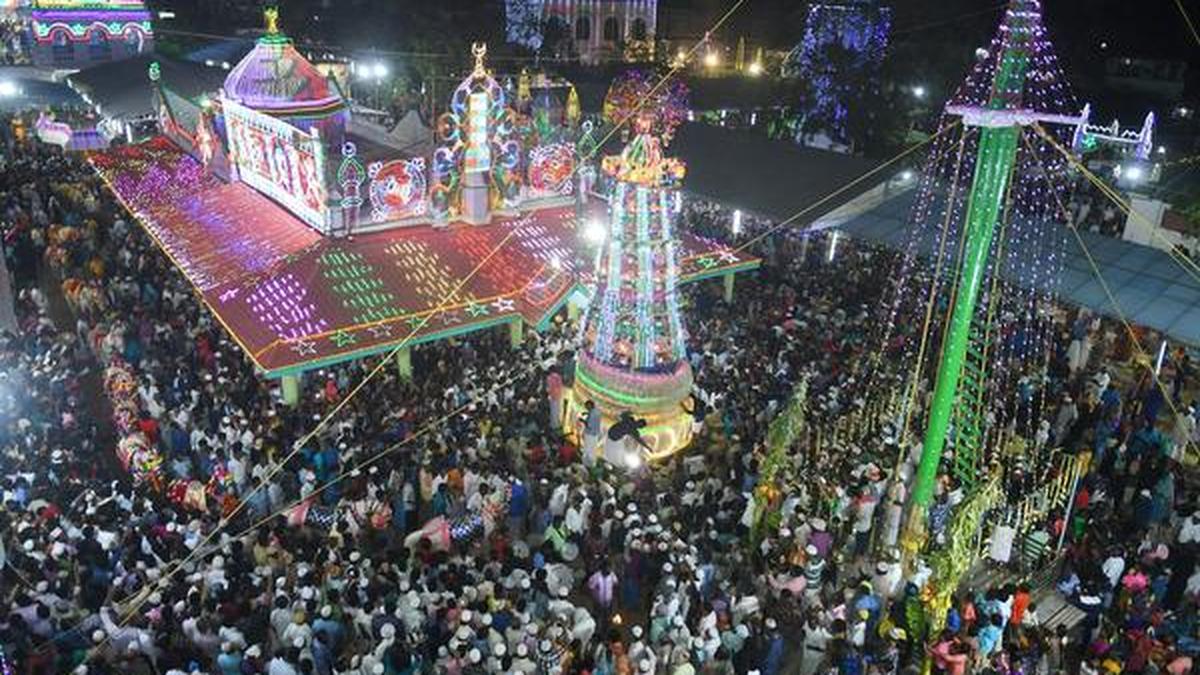 Thousands throng Erwadi Dargah for sandanakoodu festival - The Hindu