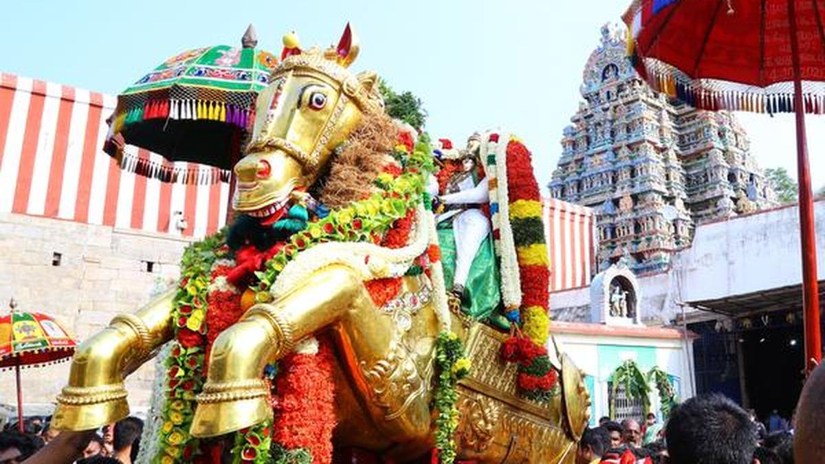 Entry of Lord Kallazhagar into Vaigai re-enacted - The Hindu