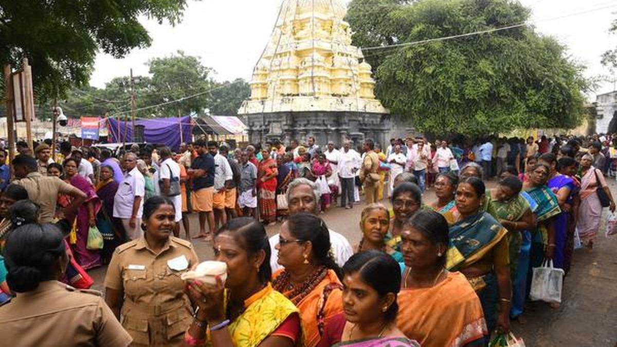 People offer worship on the eve of Arudra darshan - The Hindu