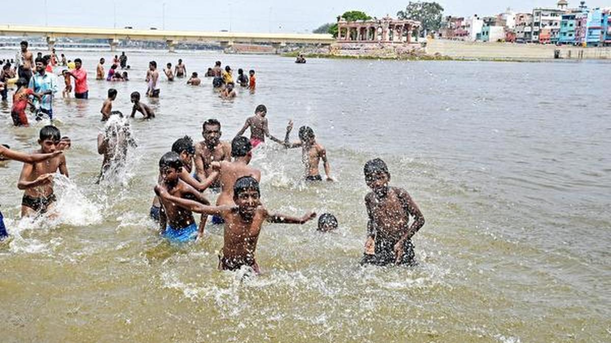 Swelling Vaigai gives so much joy to many - The Hindu