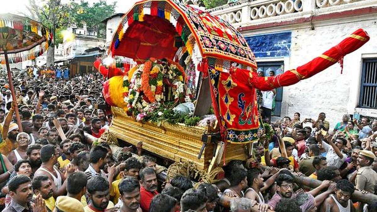 Kallalagar leaves for Madurai - The Hindu