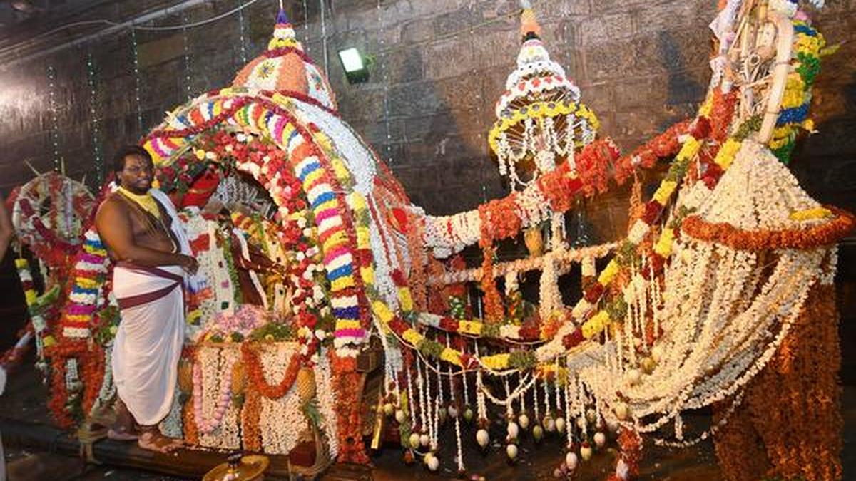 Lord Kallazhagar decked up with 'poo pallakku' - The Hindu