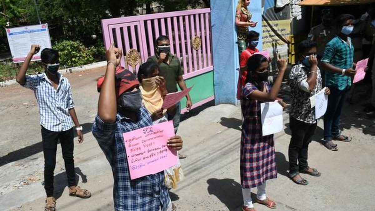 SFI stages protest against private schools collecting fees - The Hindu