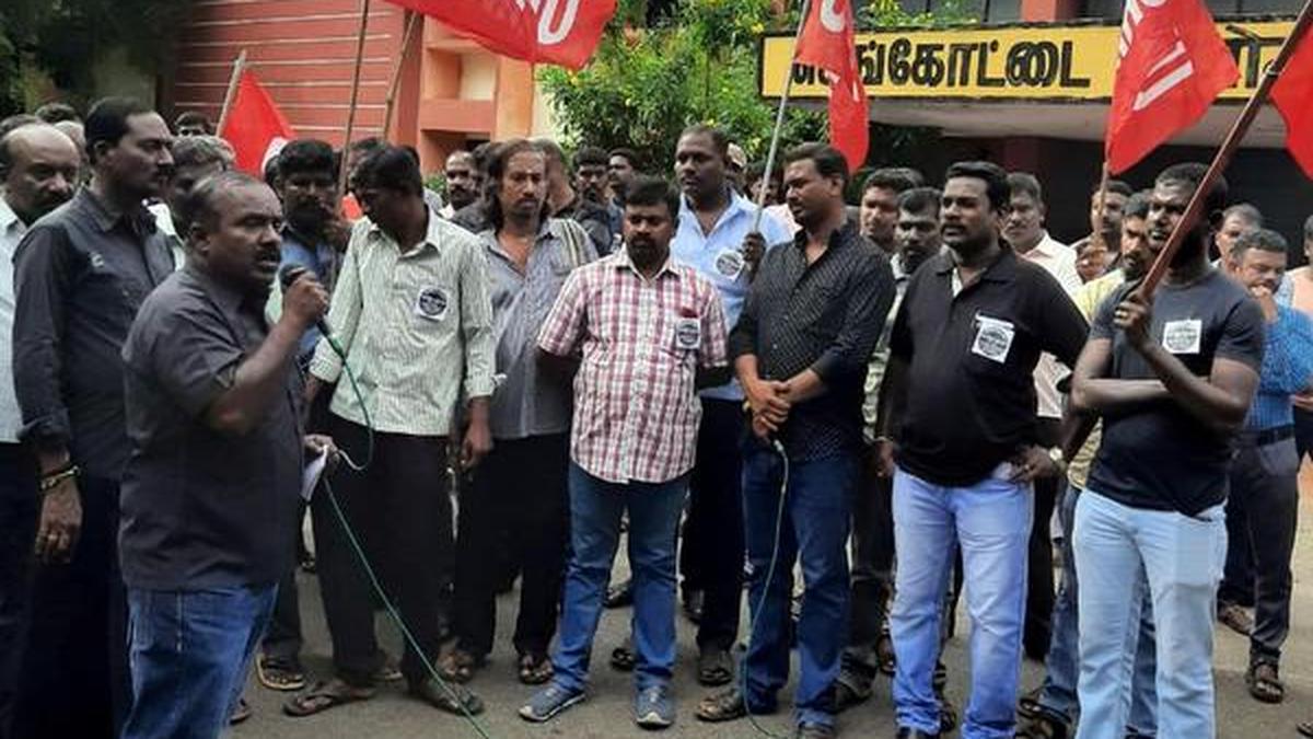 Southern Railway Mazdoor Union stage demonstration - The Hindu