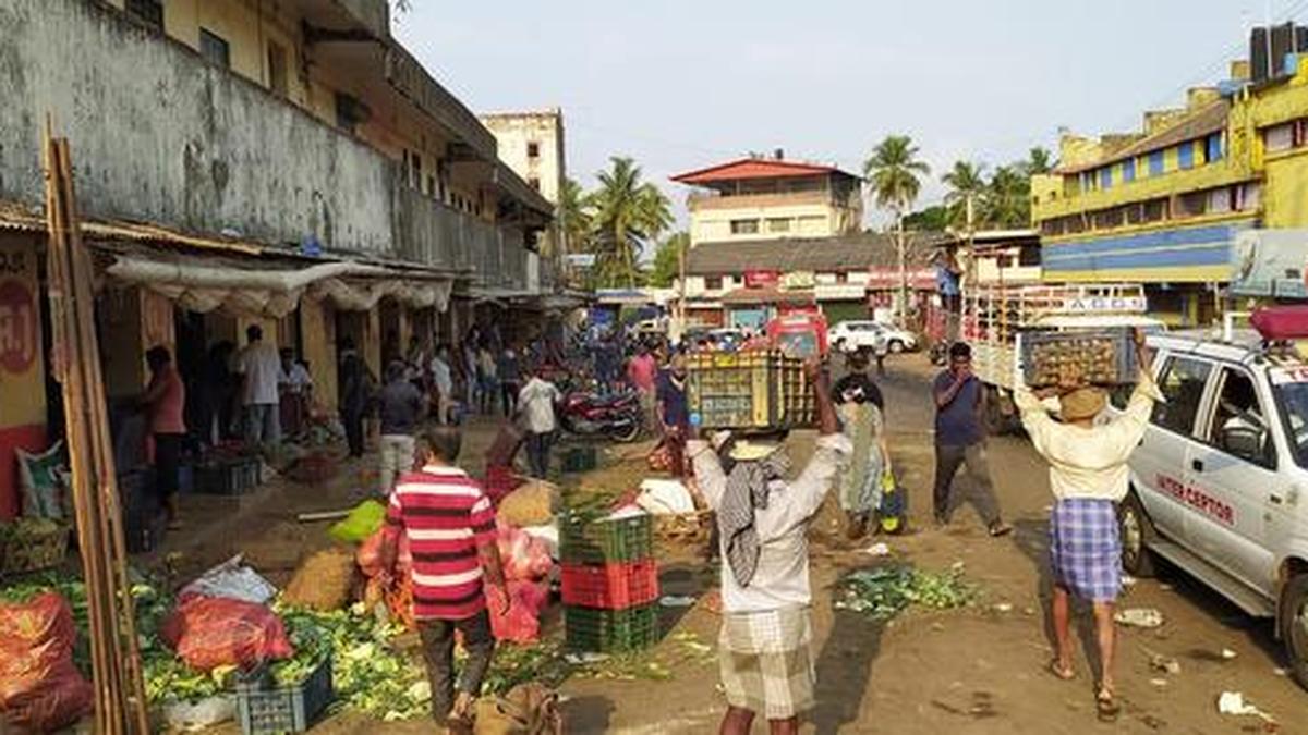 Crowds throng Mangaluru central market despite prohibition on sales ...