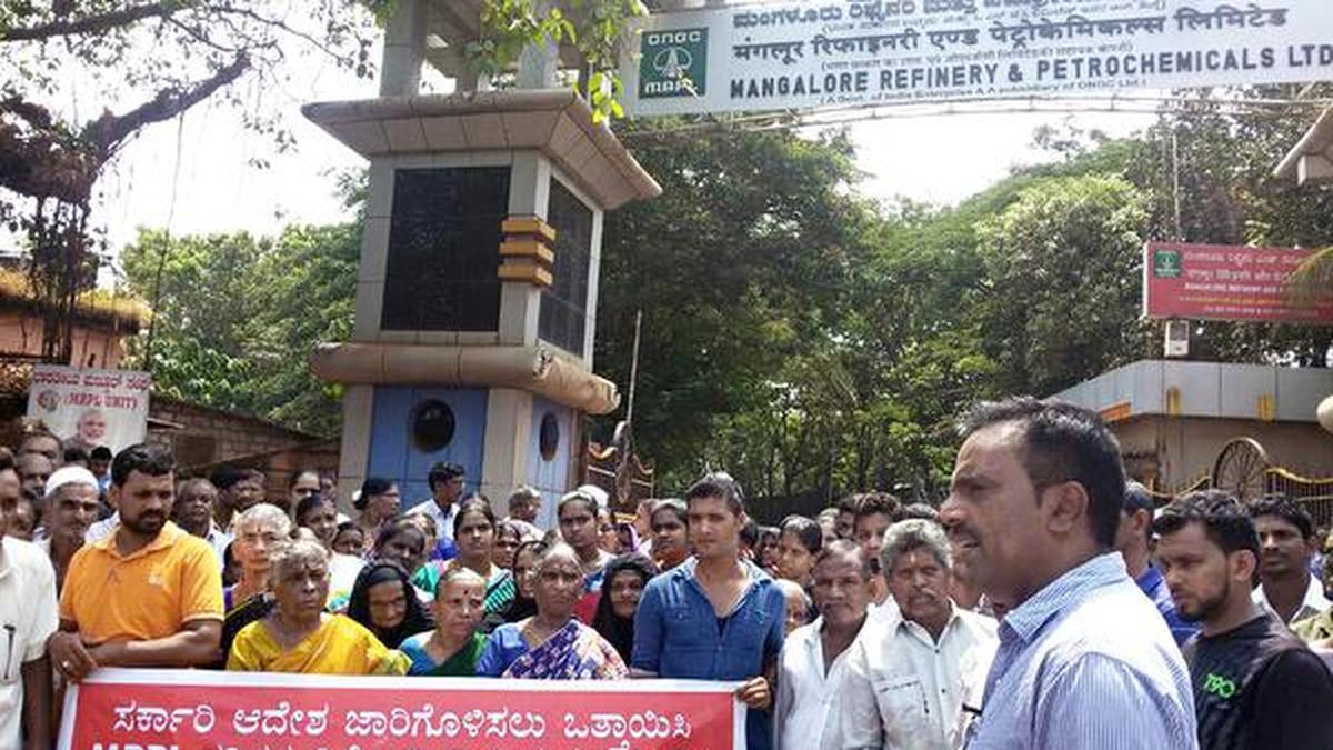 Nagarika samithi stages protest against MRPL - The Hindu