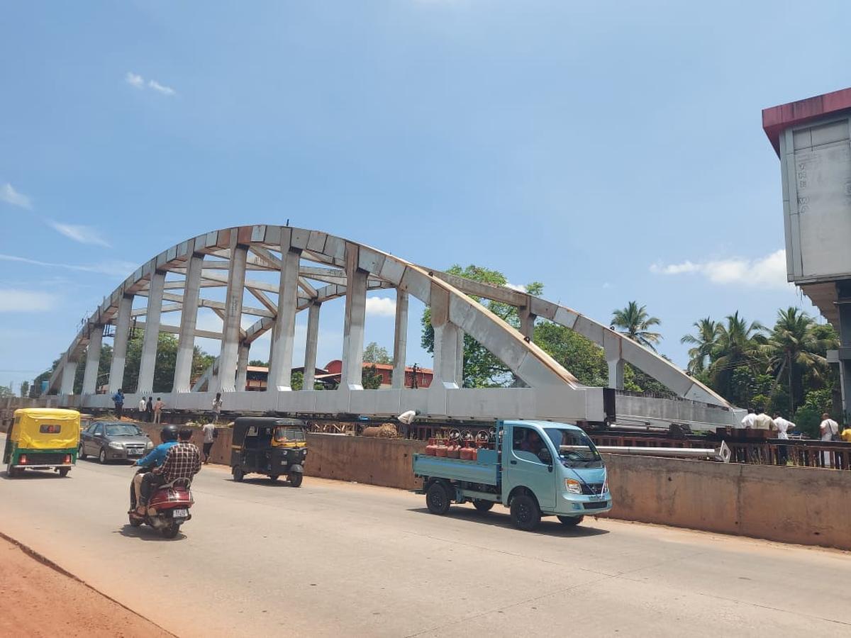 Pushing steel bridge over rail line for RoB begins in Udupi after SoS ...