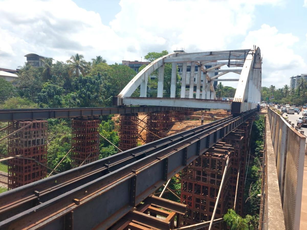 Pushing steel bridge over rail line for RoB begins in Udupi after SoS ...