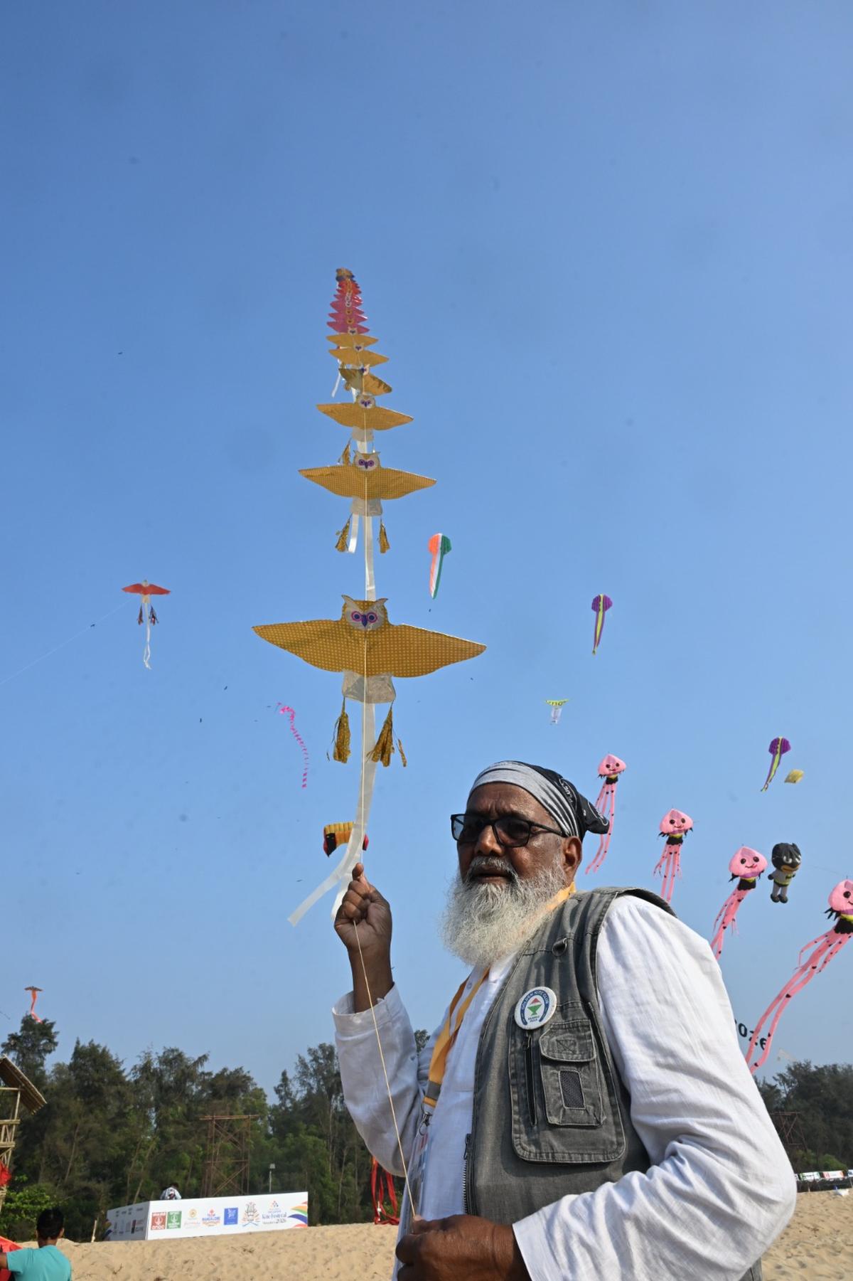 Array of kites gives a new look to the sky in Tannirbhavi Beach - The Hindu