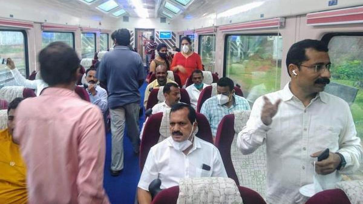 Rousing welcome for Yeshwantpur-Karwar Express with vistadome coaches ...