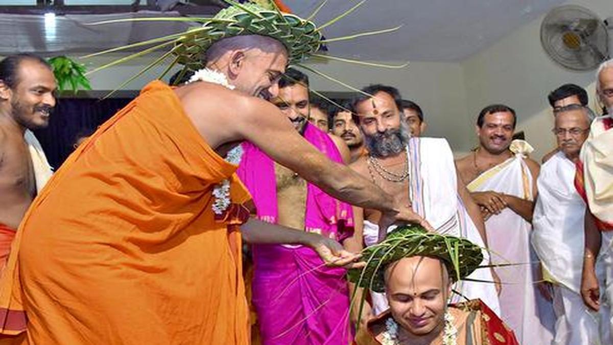 Vishwaprasanna Tirtha of Pejawar Mutt felicitates Admar Mutt’s ...