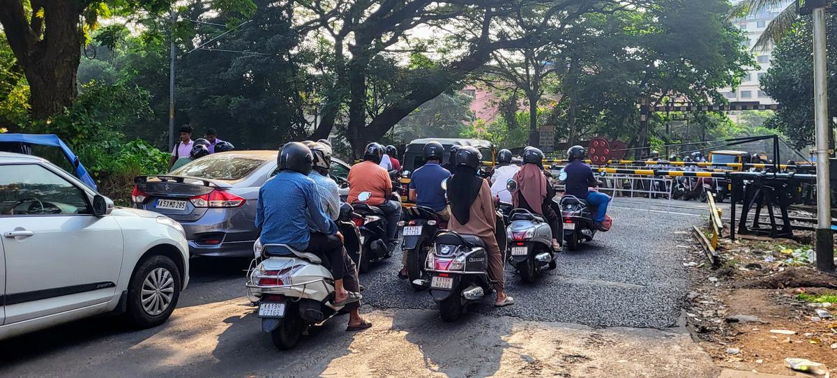 Closure of Pandeshwar level crossing to reduce after June 2025 - The Hindu