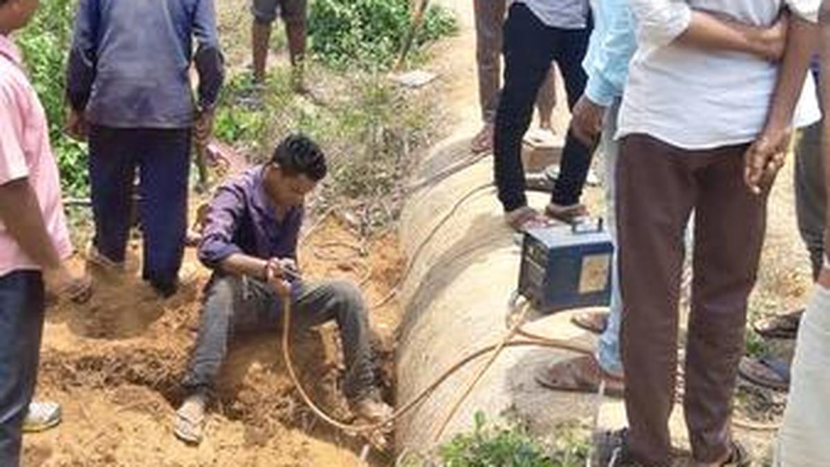 Illegal water connections cut at Adyar - The Hindu