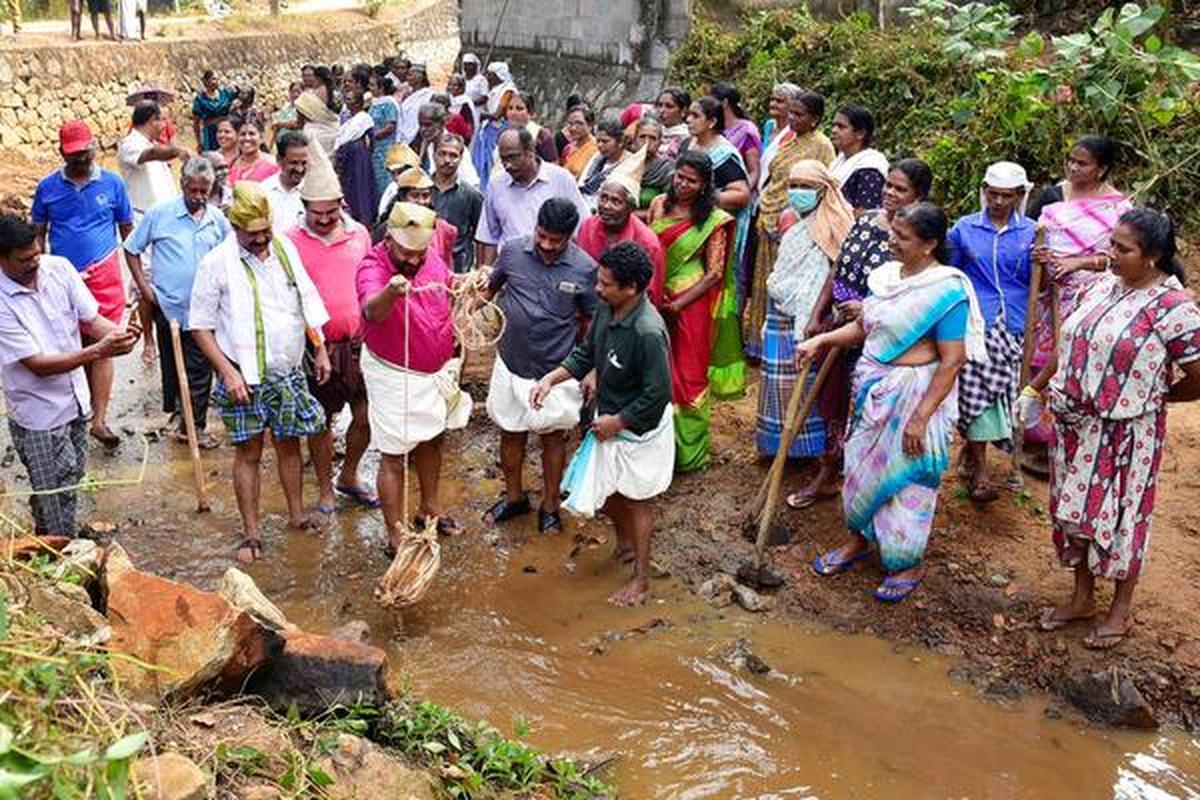 Thousands take part in clean Killi mission - The Hindu